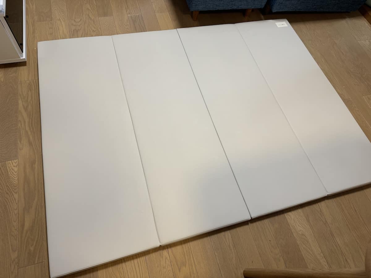 ヨギボーの下にPLEMAプレイマットを敷くと、底付き感が和らいで心地よい。子どもも転がって遊べる！ | わが家の育児ノート