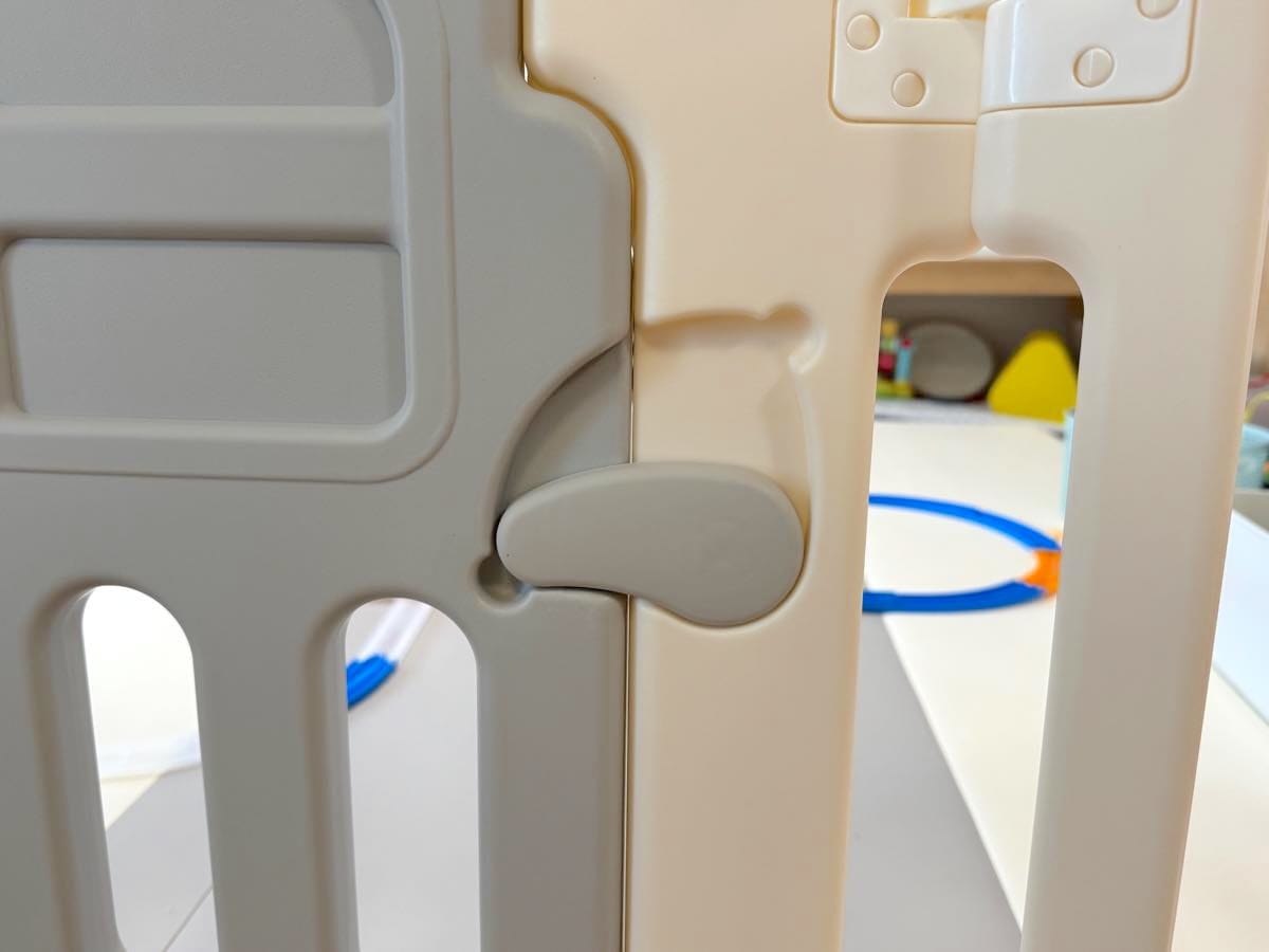 GU MODEのベビーゲートをレビュー。置くだけでかんたん設置、組み立て方や口コミも紹介 | わが家の育児ノート